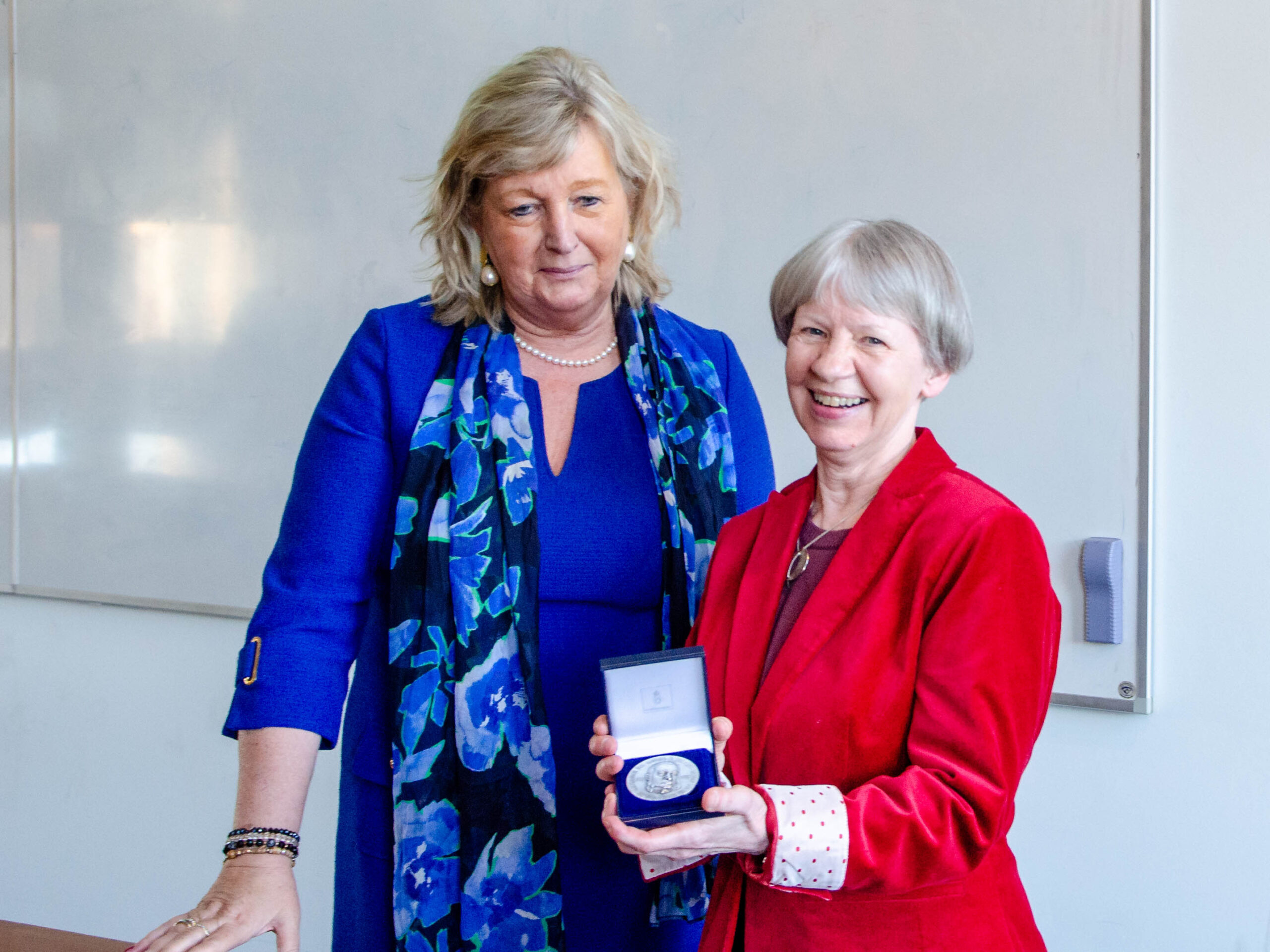 Prof. dr. Nicoline van der Sijs ontvangt Matthias de Vriespenning ...